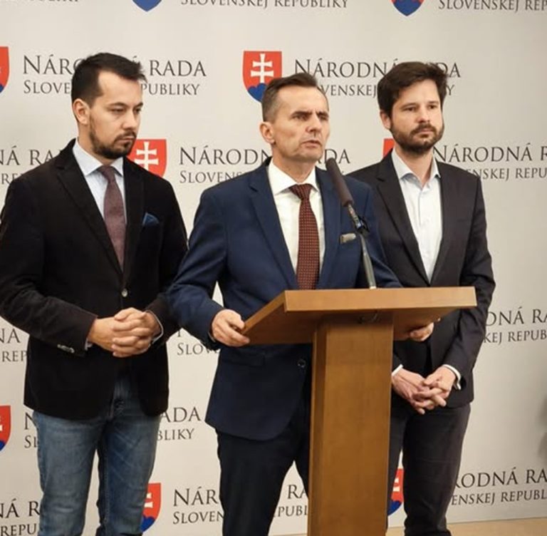 Strana Demokrati zneužila parlament na svoju politickú kampaň