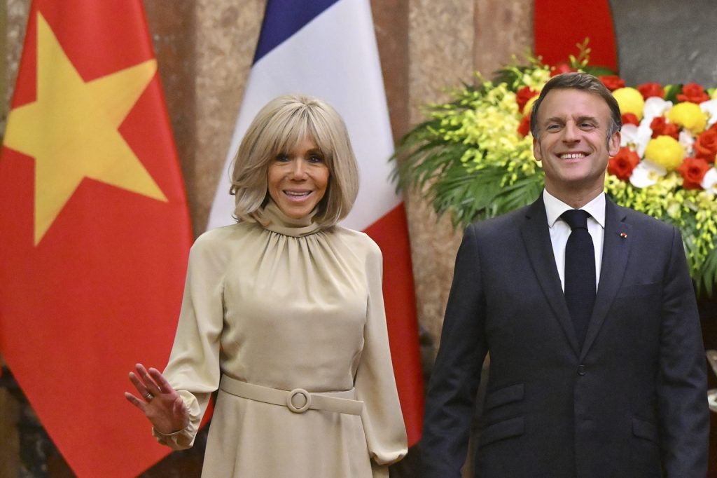 Napätie u Macronovcov - správanie na návšteve Spojeného kráľovstva opäť ...