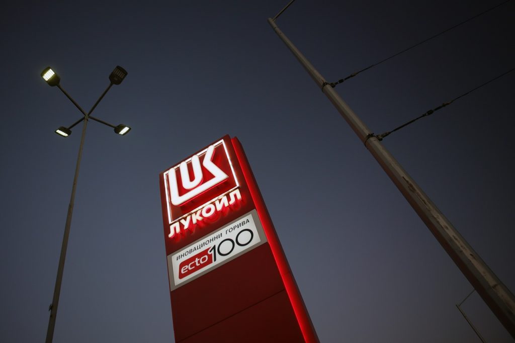 Začal sa boj o medzinárodné impérium: Kto kúpi Lukoil?