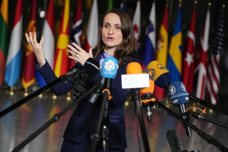 „Si, do čerta, blázon.“ Trump ostro skritizoval Netanjahua